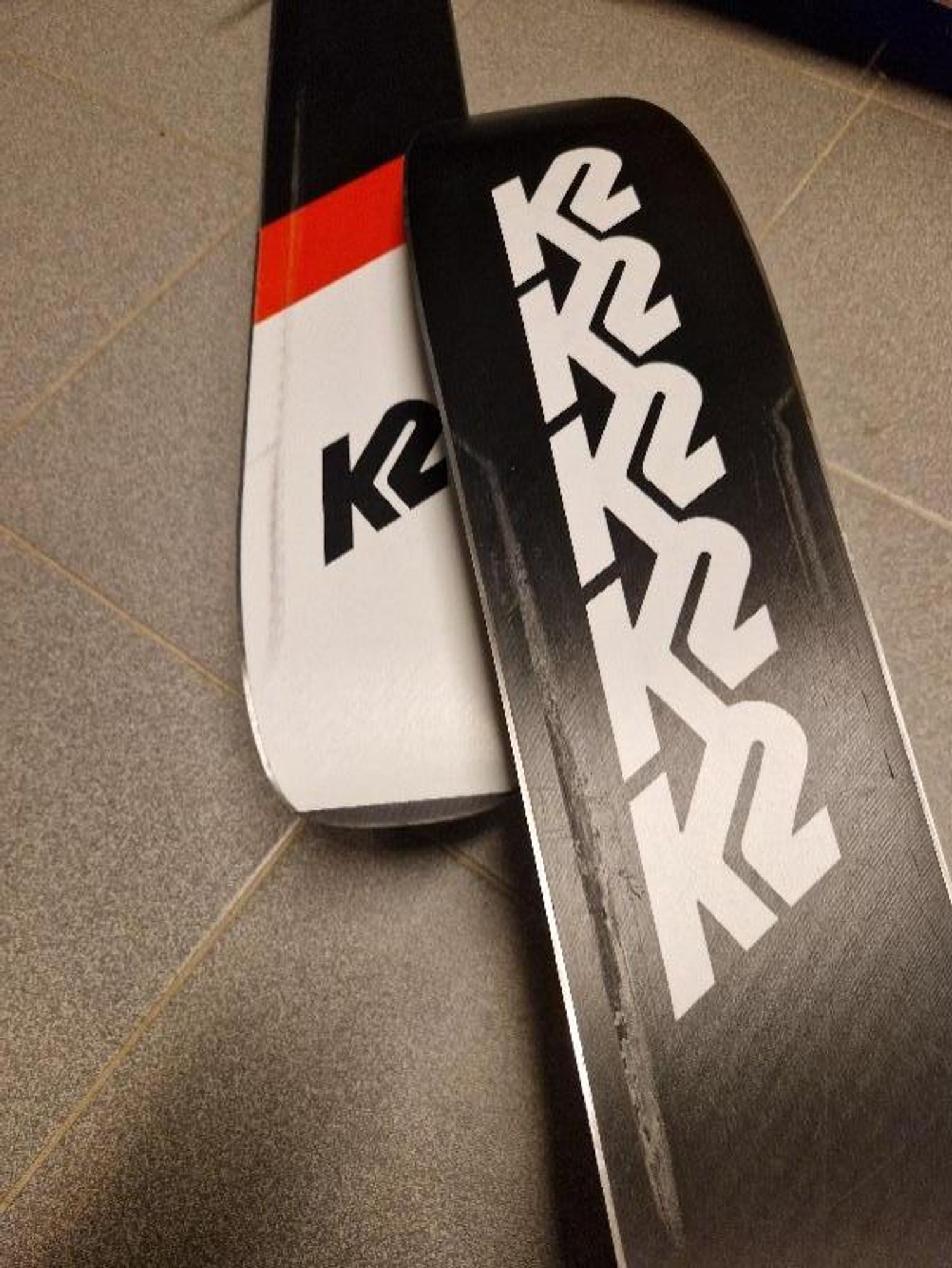 Verbrande plekken in mijn ski's na het waxen.